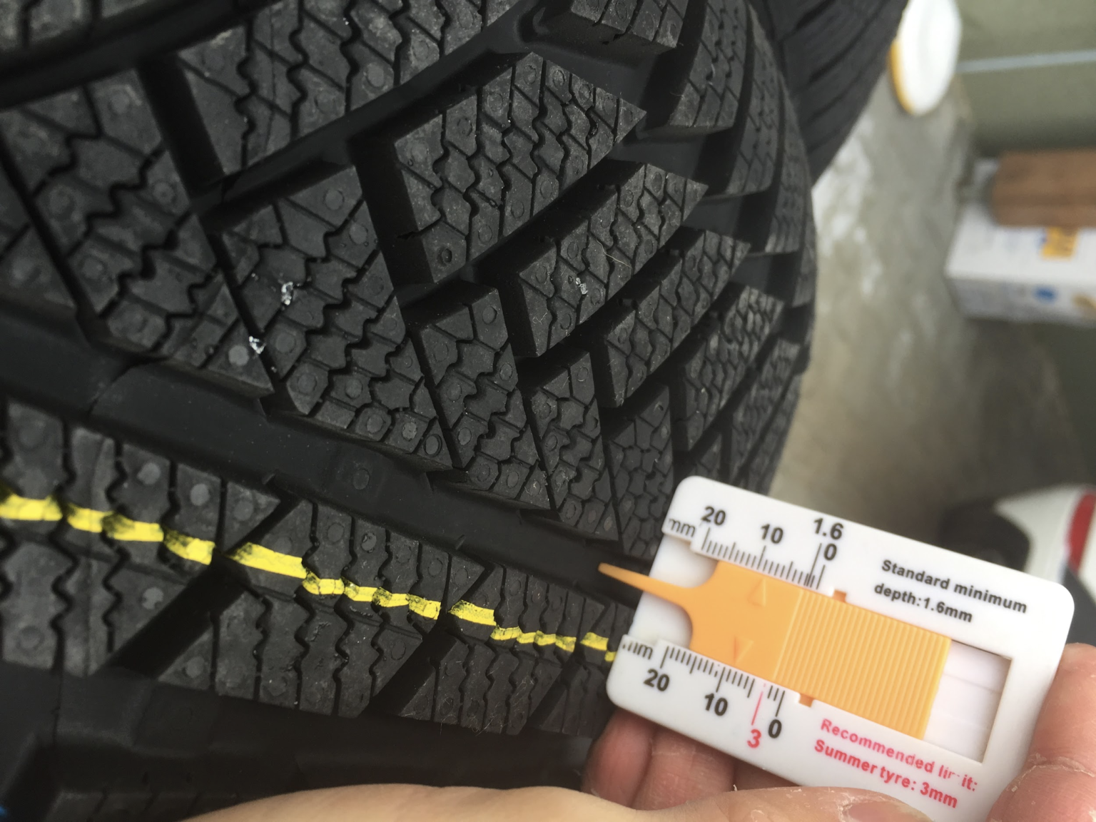 Come misurare il battistrada degli pneumatici in modo semplice – Blog